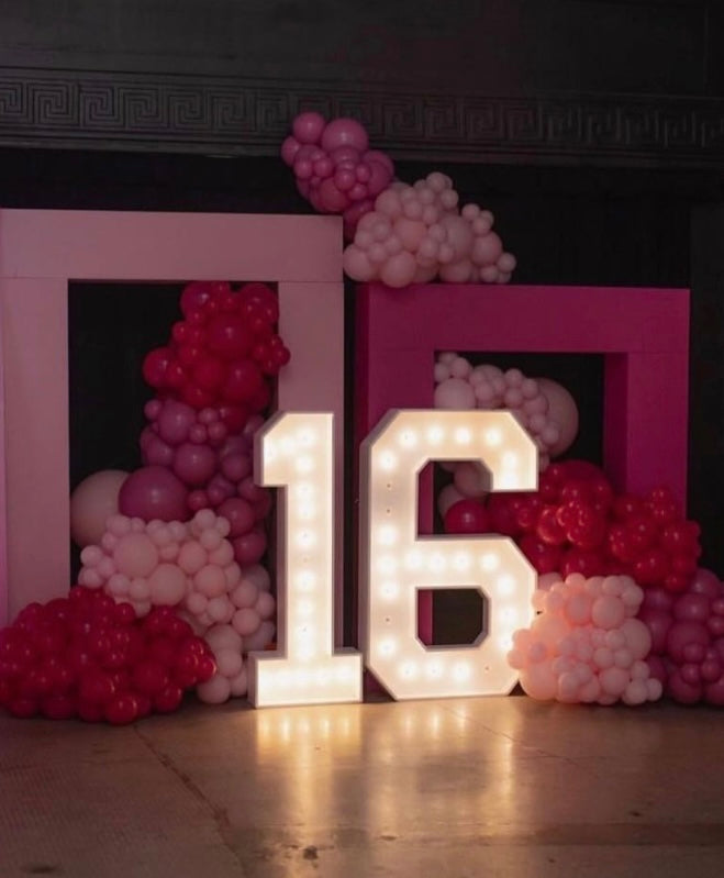 2 Square Arch Backdrop & 2 NUMBERS – Lounge Party Rentals
